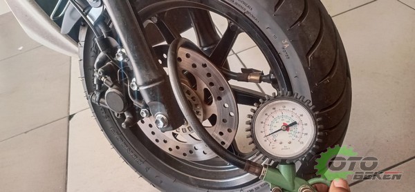 Tips cara cek tekanan angin pada ban motor yang benar - PotretBikers.com