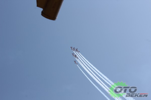 FlyPass - Indahnya atraksi pesawat terbang di langit Mandalika saat ...