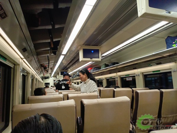 Kereta api Kertajaya, Kereta Api Ekonomi Surabaya - Jakarta dengan ...