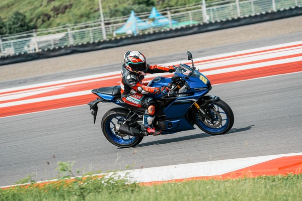 Yamaha R25 Generasi Baru dan Lama, simak berikut perbedaanya ...